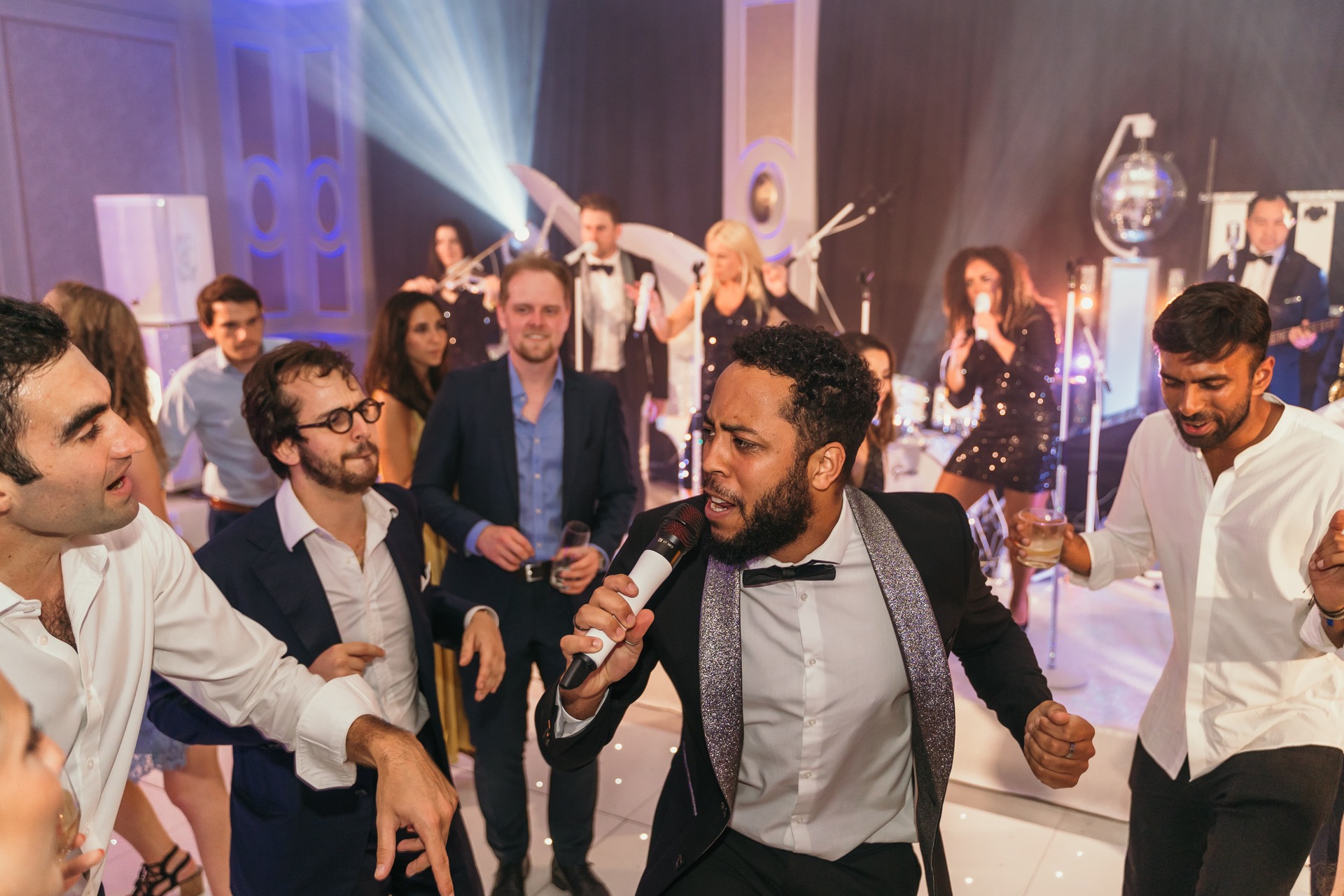 Book Forever Diamonds Showband, Luxury Showband in London, UK | FixTheMusic