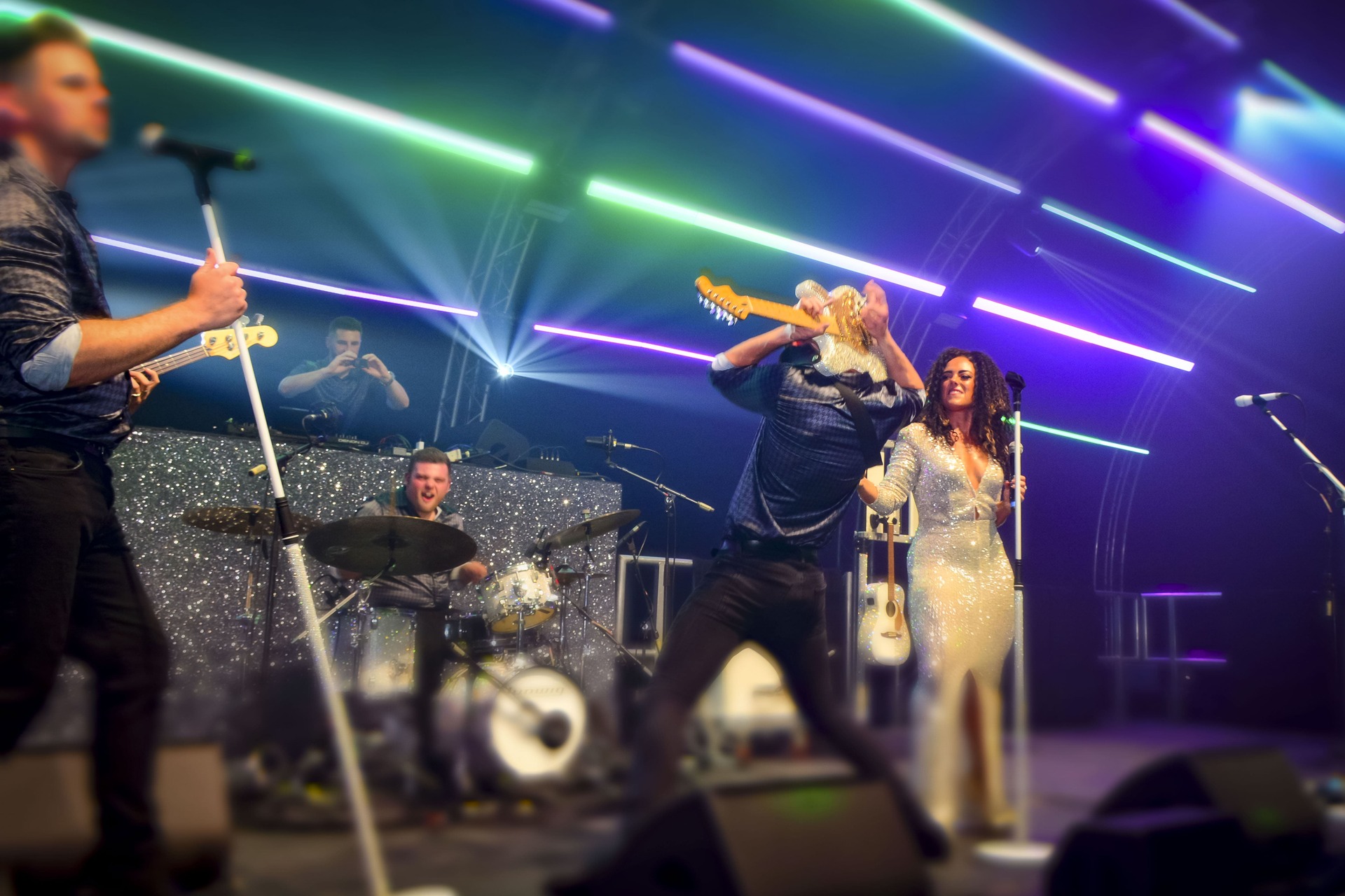 Book Forever Diamonds Showband, Luxury Showband in London, UK | FixTheMusic