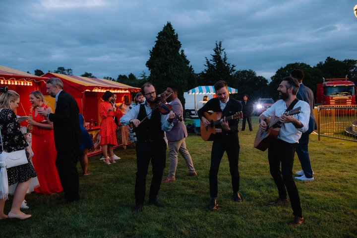 Book Wandering Three, Acoustic Roaming Band in London - FixTheMusic